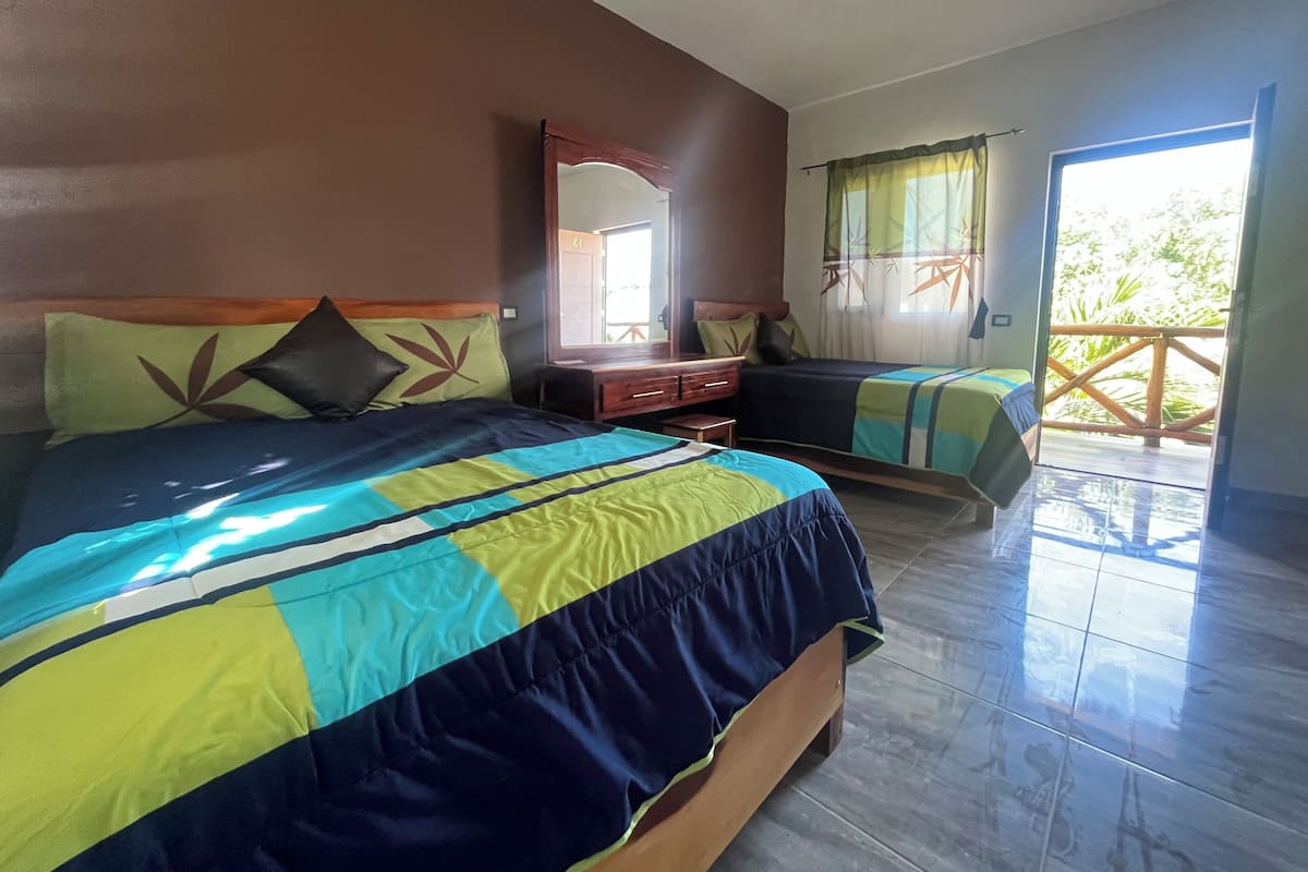Quarto Quádruplo Comfort, vista para o jardim | Ferro/tábua de engomar, Wi-fi grátis