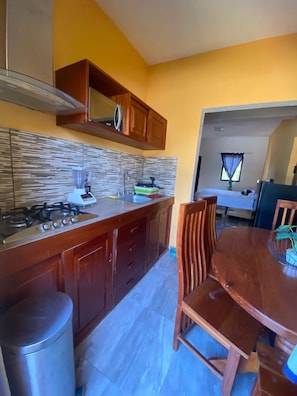 Suite Deluxe, varanda, vista para o jardim | Cozinha privada