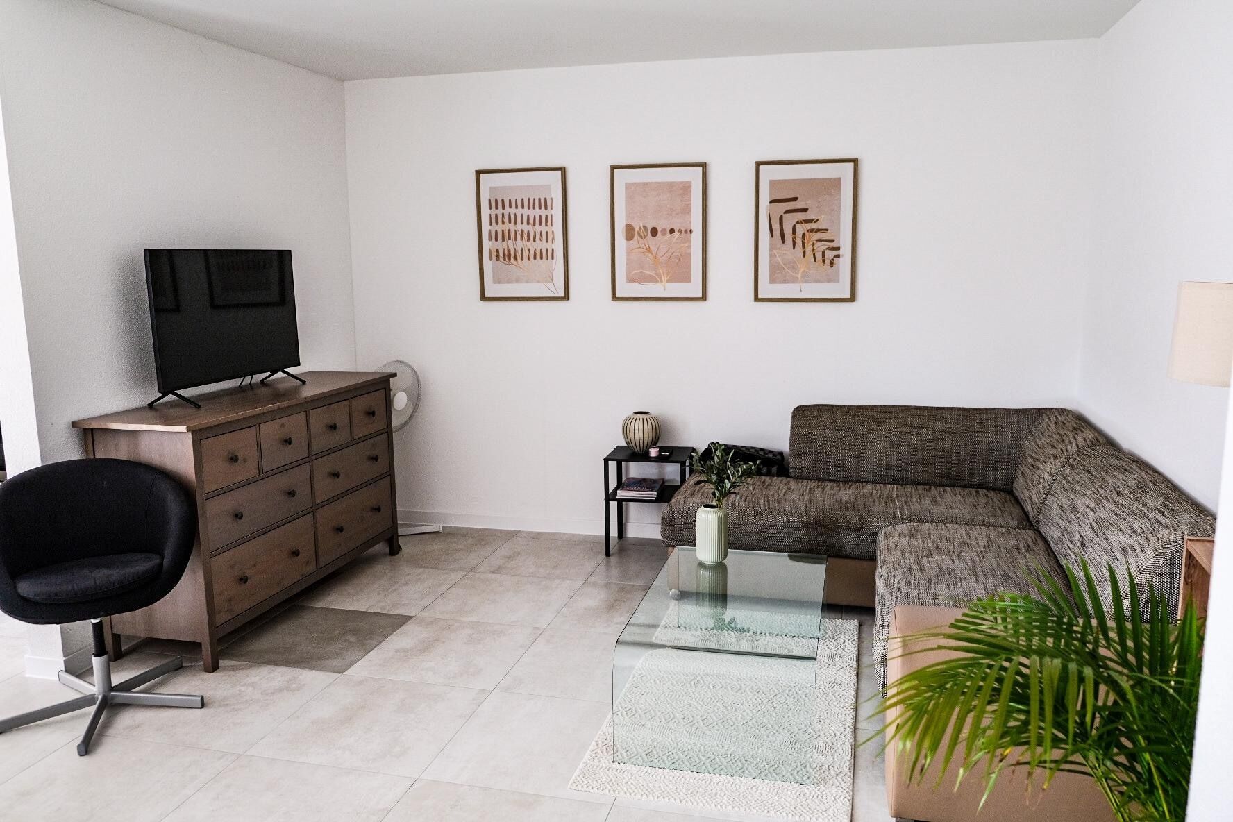 New Modern Apartment, 74sqm, Balcony, King-size Box-spring Bed - Offenbourg