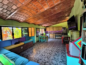 Casa família, vista para a piscina | Área de estar | Smart TV 55 polegadas com canais digitais