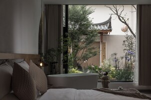 Quarto Duplo Panorâmico, vista para o pátio | Lençóis de algodão egípcio, roupa de alta qualidade, edredões de penas 