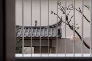 Um edifício japonês tradicional com telhado de telhas e estrutura de madeira.