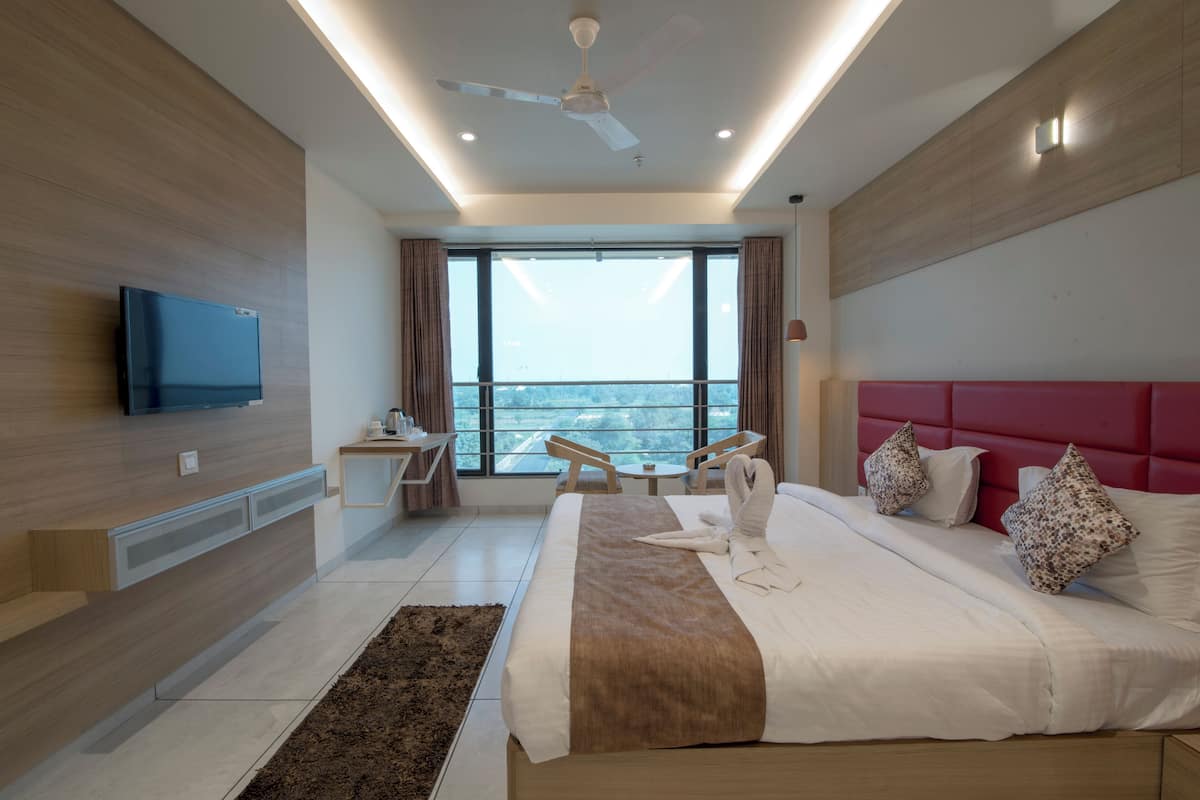 Quarto Duplo Superior, Vista para a cidade | Secretária, secretária adequada para computadores portáteis