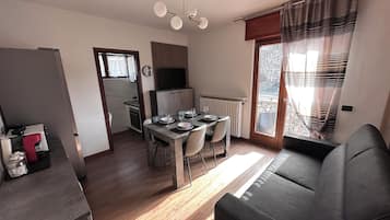 Apartamento luxo, sacada, vista para a cidade (Betulla) | Área de estar | Smart TV 42 polegadas com canais digitais