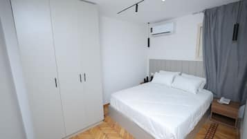 Suite Clássica | Cofre no quarto, cortinas/cortinados opacos, ferro/tábua de engomar