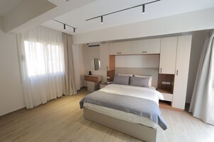 Quarto Deluxe, vista para a piscina | Cofre no quarto, cortinas/cortinados opacos, ferro/tábua de engomar 