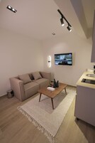 Suite Deluxe, vista para a piscina | Cofre no quarto, cortinas/cortinados opacos, ferro/tábua de engomar 