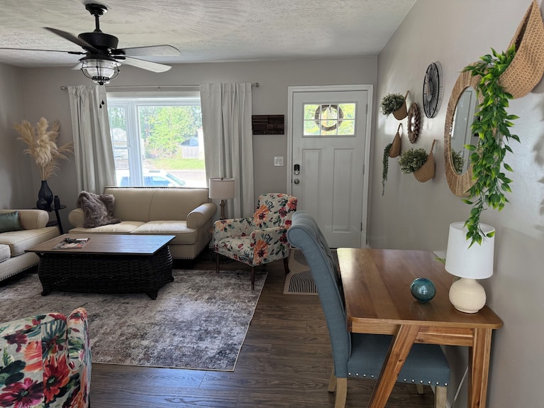 Ohio Towpath Paradise Luxury Canal-side 3br Pet-friendly Near Dt Akron! - Akron, OH