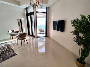 Suite-Estúdio Superior, Vista para a cidade | Cofre no quarto, secretária