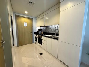 Suite-Estúdio Superior, Vista para a cidade | Cozinha privada | Um frigorífico, um micro-ondas, um forno, uma placa de cozinha
