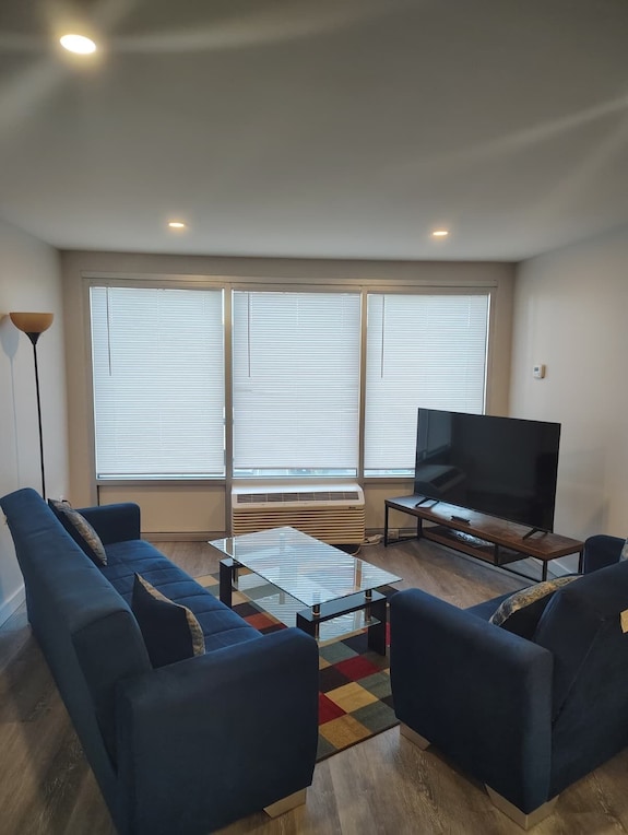 Fully Furnished Private 1-bed Boutique Building Free Utilities/ Gym / Pool - Connecticut