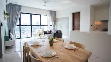 Apartamento Familiar, 2 quartos | Refeições no quarto