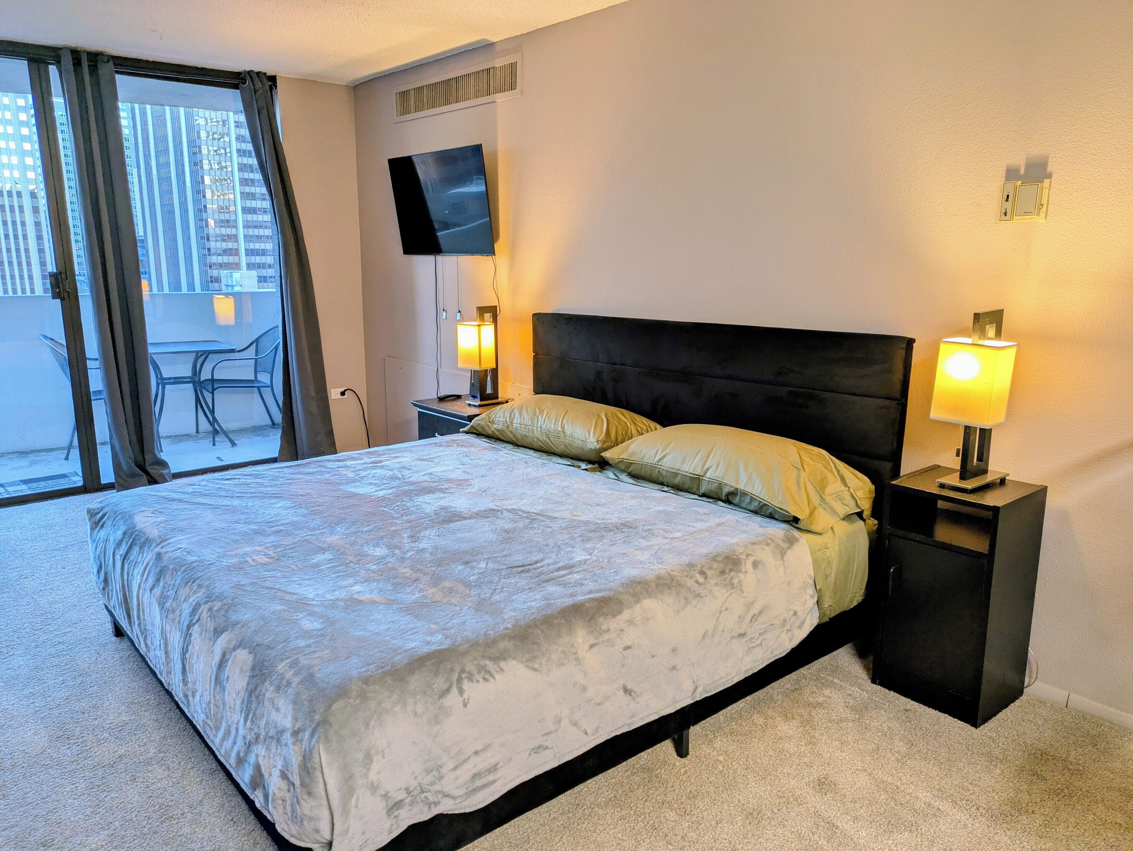 Studio 13 Amazing Views, King-size Bed, Pool, Gym, Great Location - Denver, CO