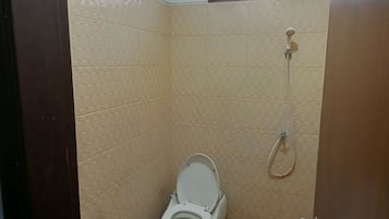 Quarto casal standard | Banheiro | Chuveiro, toalhas de banho, sabonete