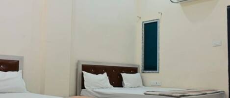 Quarto Familiar, ar condicionado | Camas desdobráveis, Wi-fi grátis, roupa de cama fornecida