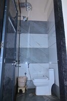 Quarto Deluxe, ar condicionado | Casa de banho | Um polibã, toalhas fornecidas, sabão, champô 