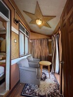 Quarto casal clássico, vista para a colina | Área de estar