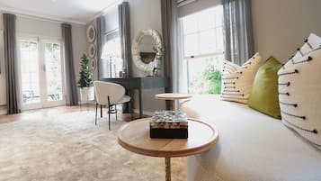 Suite de Luxo, vista para o jardim | Sala de estar