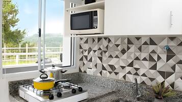 Apartamento clássico | Cozinha privada | Geladeira, micro-ondas, cooktop, talheres/pratos/utensílios de cozinha