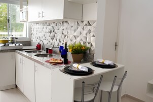 Apartamento clássico | Cozinha privada | Geladeira, micro-ondas, cooktop, talheres/pratos/utensílios de cozinha