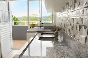 Apartamento clássico | Cozinha privada | Geladeira, micro-ondas, cooktop, talheres/pratos/utensílios de cozinha