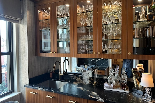 Um frigorífico, um forno, uma placa de cozinha