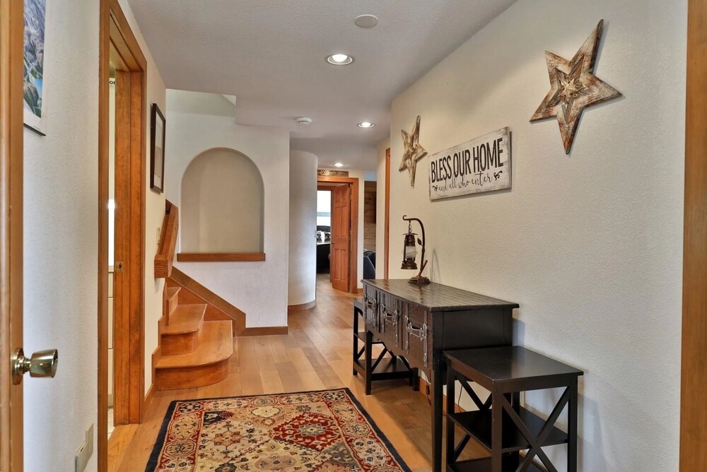 Silver Spring Mountain House with GORGEOUS views and private access to ...