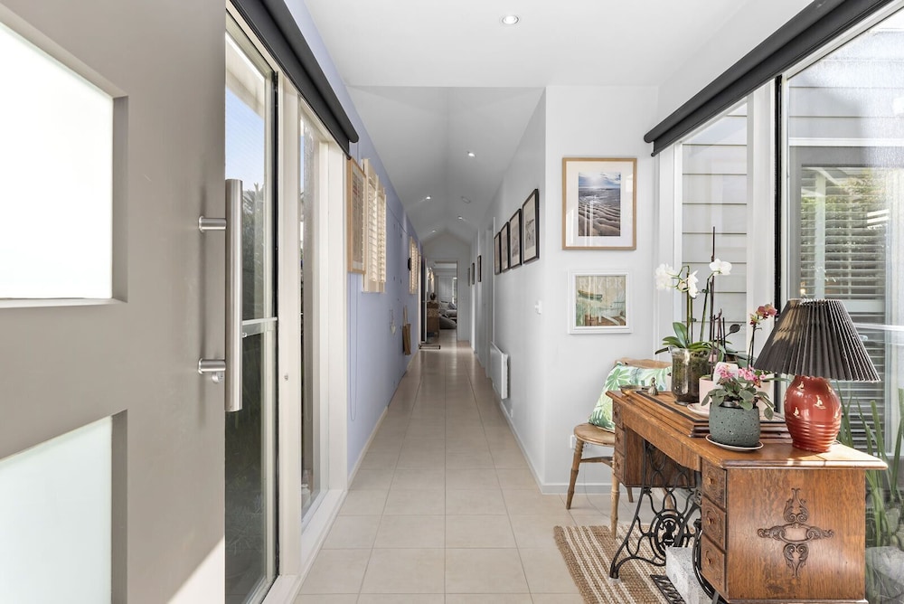 Boat House Villa 2 - Walk to the beach, shops, restaurants - Barwon ...