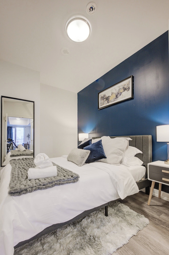 Luxury Two Bedroom Condo w/ King Bed & Gym - Kitchener | Vrbo