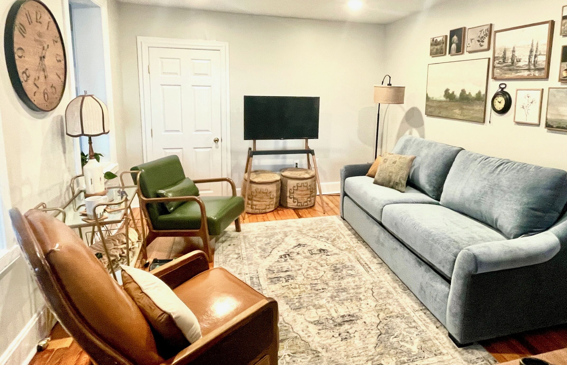 Beautiful 1900s Built 2br Downtown Loft - 9 Min Walk To Carroll Creek - Pets Ok - Frederick, MD