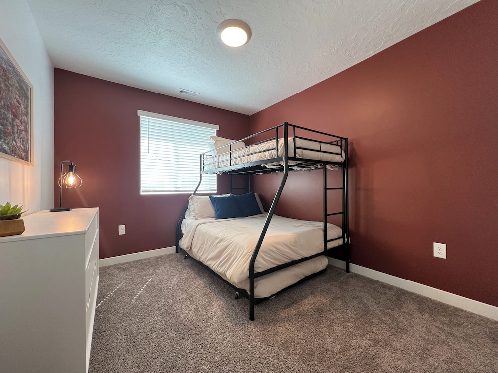 Charming Layton Townhome. Cozy home near Hill AFB, Lagoon & Snow Basin ...