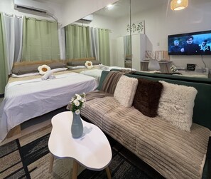 Estúdio Signature, 1 cama queen-size e sofá-cama, varanda, Vista para a cidade | Sala de estar | Smart TV de 50 polegadas com canais digitais, consola de videojogos