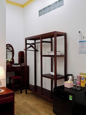 Quarto Duplo Standard, 1 cama queen-size, não fumadores | Minibar, secretária, secretária adequada para computadores portáteis