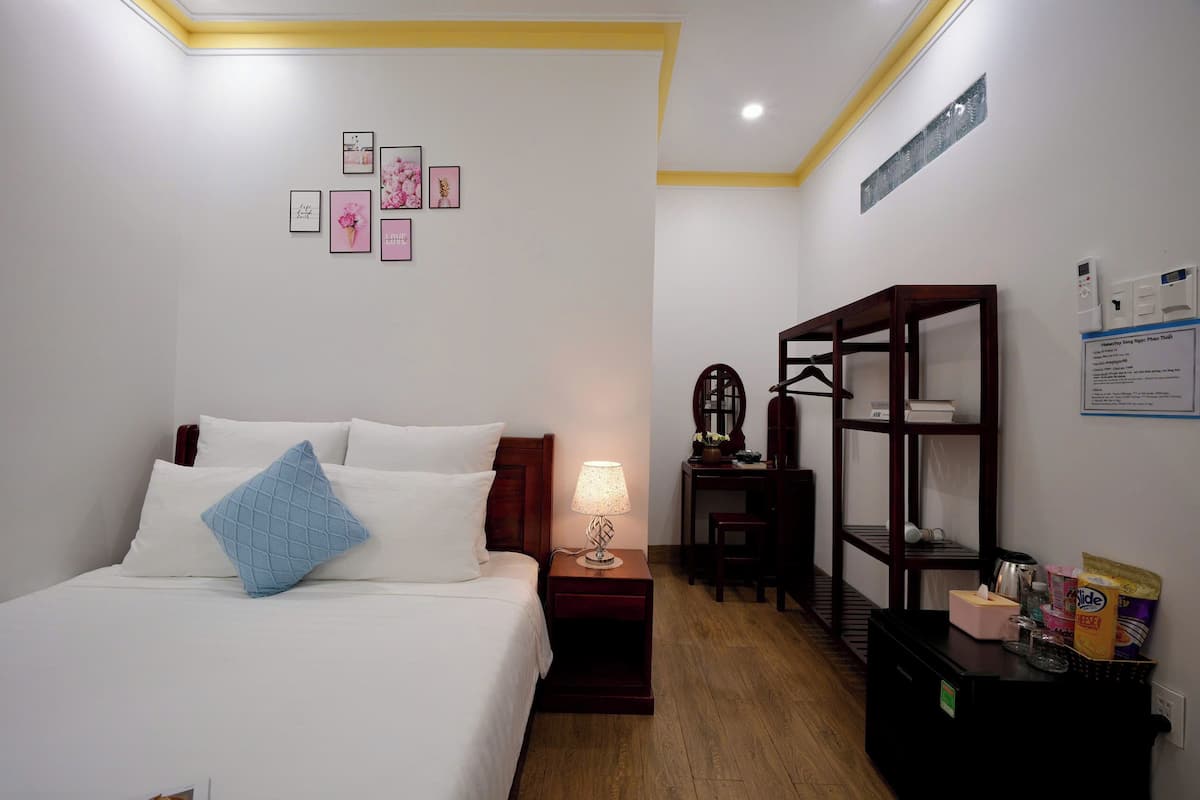 Quarto Duplo Standard, 1 cama queen-size, não fumadores | Minibar, secretária, secretária adequada para computadores portáteis