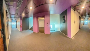 Um corredor com um extintor de incêndio, uma porta com a inscrição '3º ANDAR' e uma escadaria.