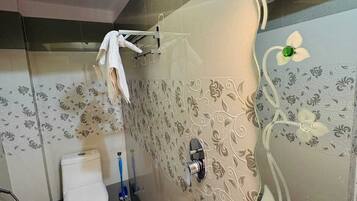 Um polibã, artigos de higiene pessoal grátis, toalhas fornecidas, sabão