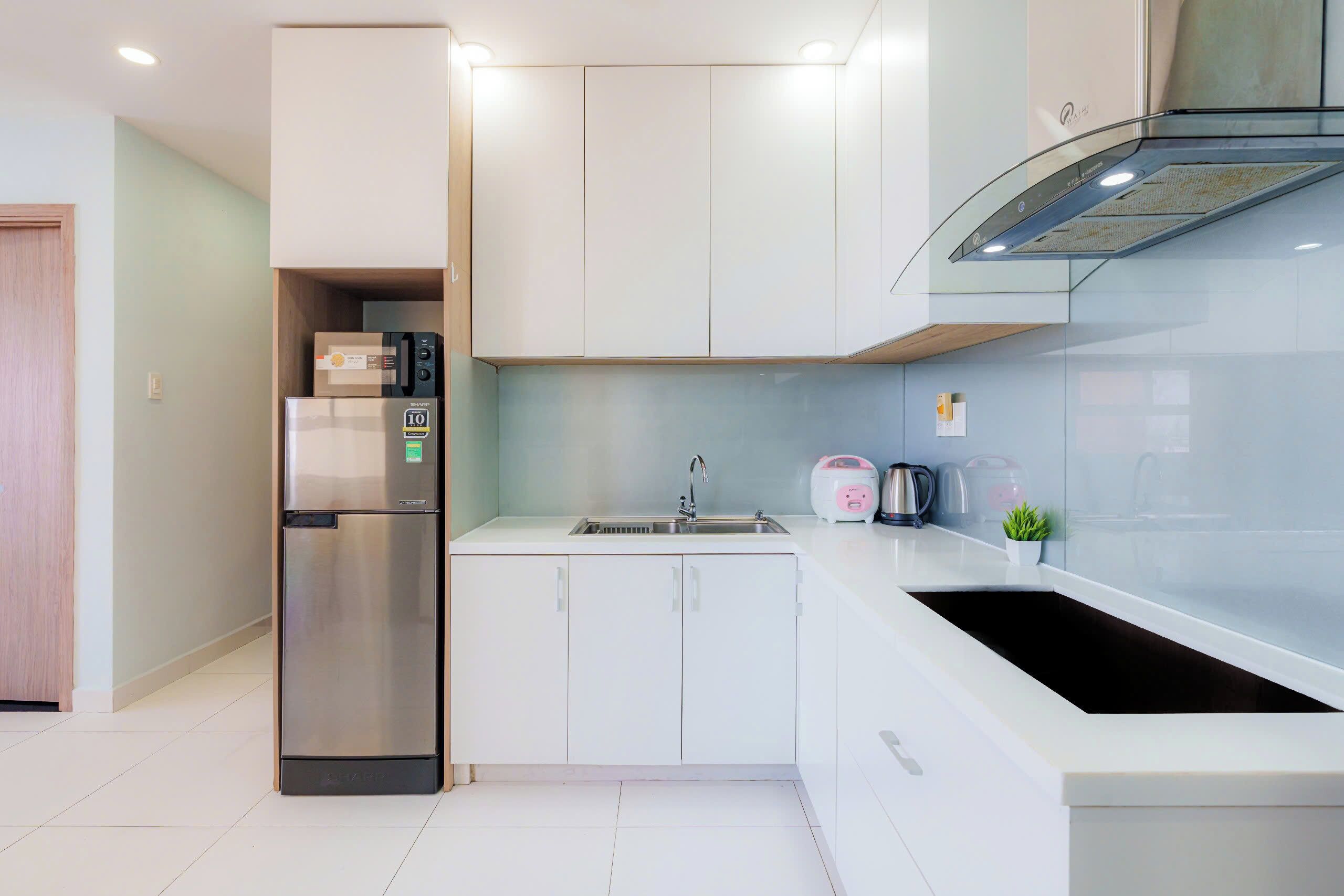 Apartamento júnior, sacada, vista para a cidade | Cozinha privada | Geladeira, micro-ondas, talheres/pratos/utensílios de cozinha