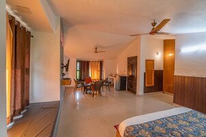 Quarto Familiar, vista para o jardim | Secretária, secretária adequada para computadores portáteis
