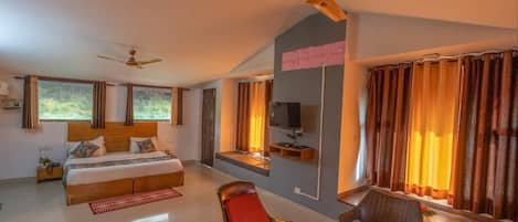 Quarto Familiar, vista para o jardim | Secretária, secretária adequada para computadores portáteis