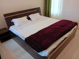 Quarto Premium | Secretária, Wi-fi grátis, roupa de cama fornecida