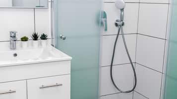 Apartamento | Casa de banho | Um polibã, um secador de cabelo, toalhas fornecidas, sabão