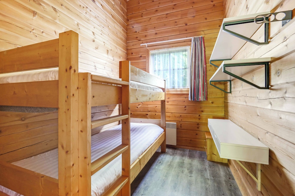Comfortable 6-person Finnish chalet with dishwasher, washing machine ...