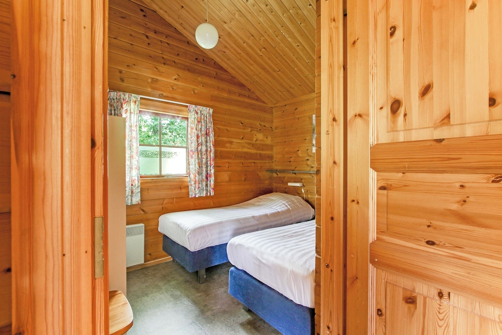 Comfortable 4-person Finnish chalet with dishwasher, washing machine ...