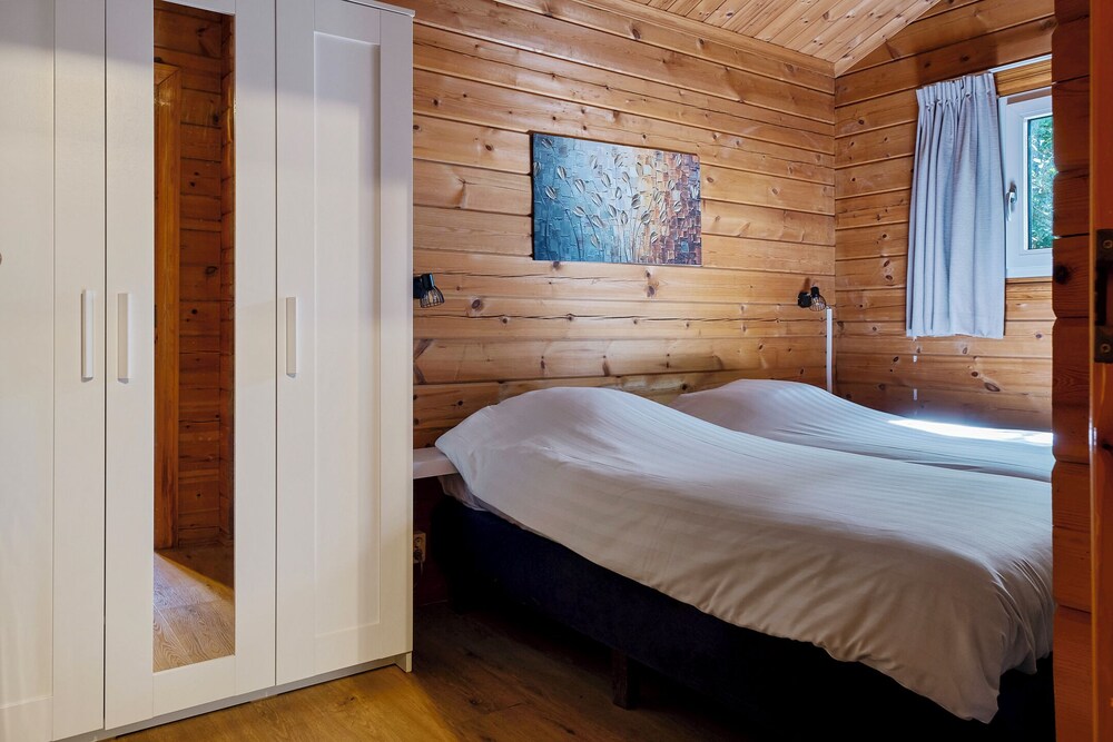 Upgraded 4-person bungalow with dishwasher, washing machine and veranda ...