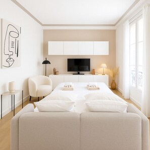 Apartamento Deluxe, vista para o pátio | Sala de estar | Smart TV de 80 cm com canais digitais 