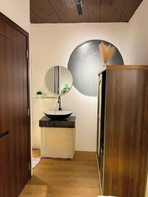 Quarto Básico | Casa de banho