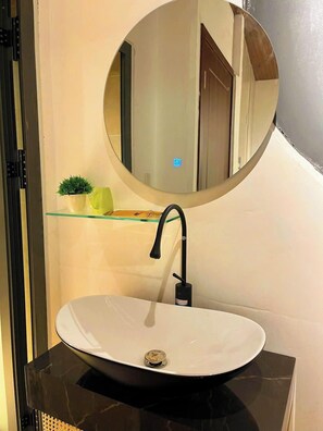 Quarto Básico | Casa de banho