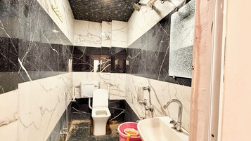 Quarto triplo superior | Banheiro | Chuveiro, chuveiro com efeito de chuva, bidê, sabonete