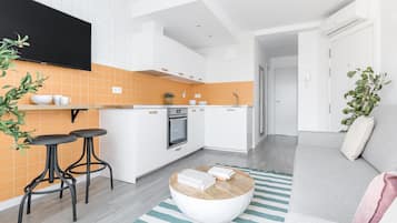 Apartamento clássico | Área de estar | TV 50 cm com canais a cabo
