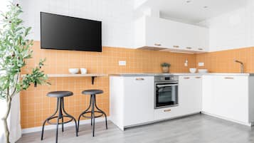 Apartamento clássico | Cozinha privada | Geladeira, micro-ondas, fogão, cadeirão de bebê